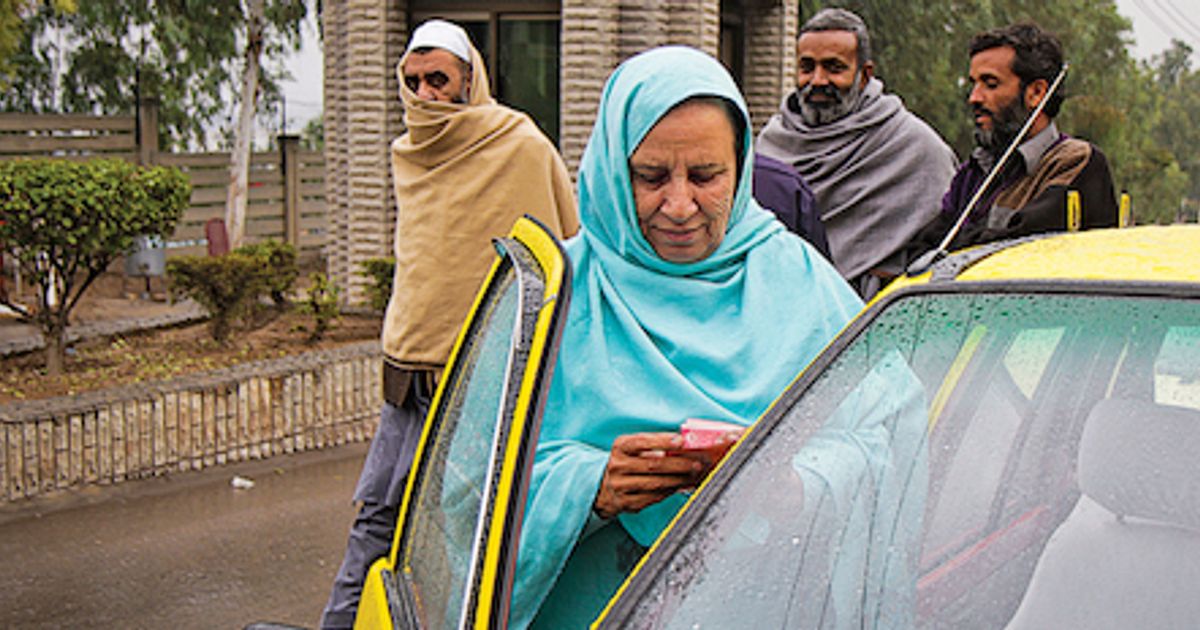 The only female taxi driver in Pakistan - Macleans.ca